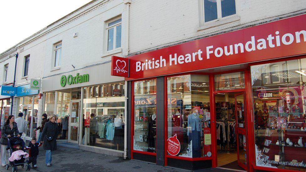 Siopau elusen yn poeni am effaith apiau fel Vinted a Depop - BBC Cymru Fyw