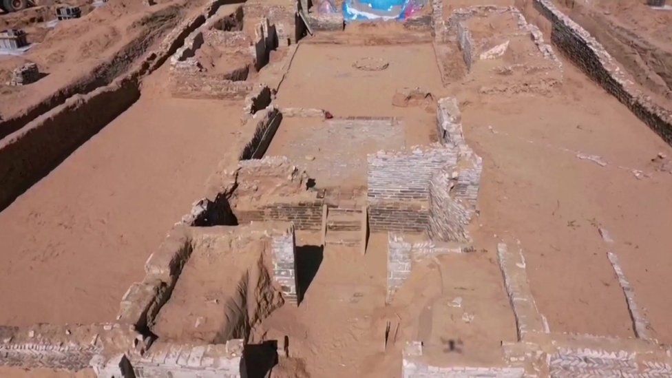 China: Amazing ancient fort uncovered - BBC Newsround