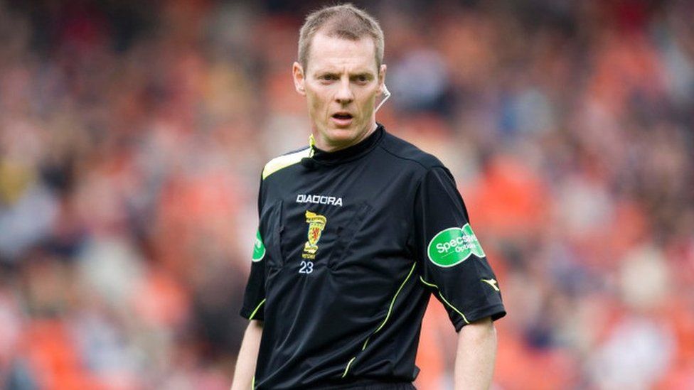 Police probe 'death threats' sent to Old Firm referee - BBC News