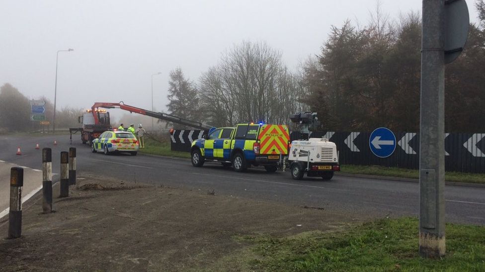 Driver found dead 20 hours after North Lincolnshire crash - BBC News