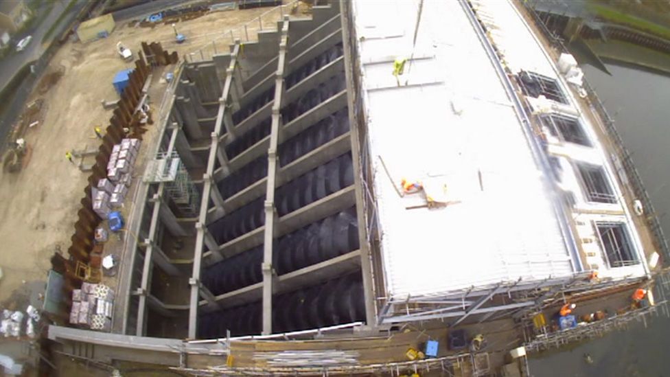 Flood defence pumping station opens in Hull - BBC News