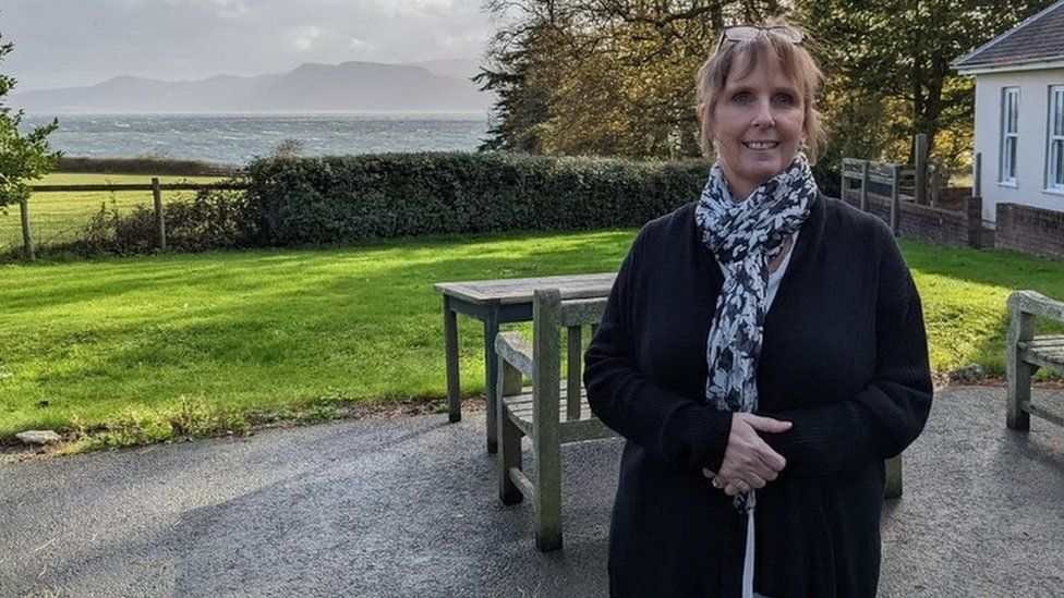 Cymuned ym Môn wedi'i 'hynysu' ers stopio gwasanaeth bws - BBC Cymru Fyw