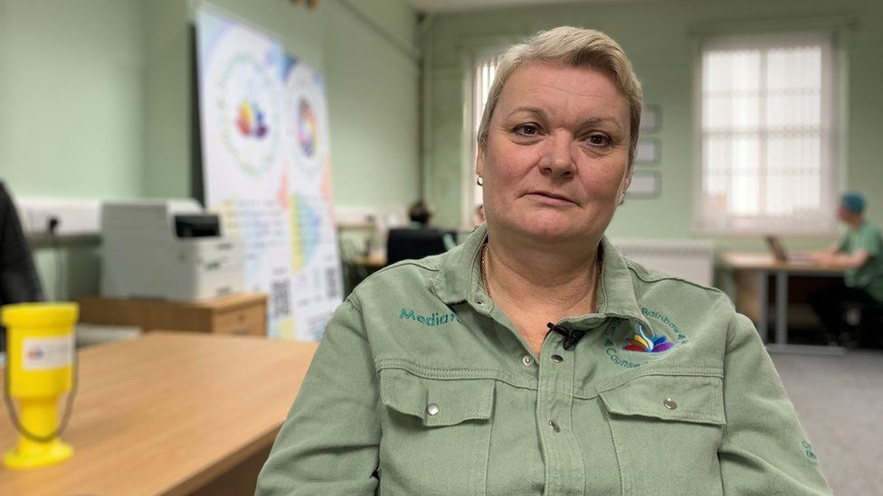 'Bywydau mewn perygl' os daw gwasanaeth LHDT+ Cymru i ben - BBC Cymru Fyw