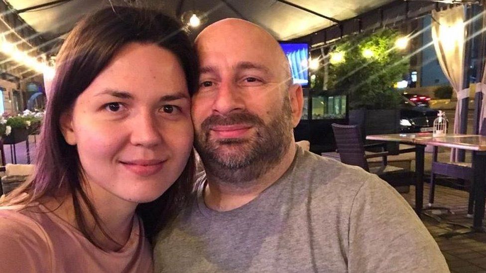 Ukraine: Couple fleeing country 'overwhelmed' by support - BBC News