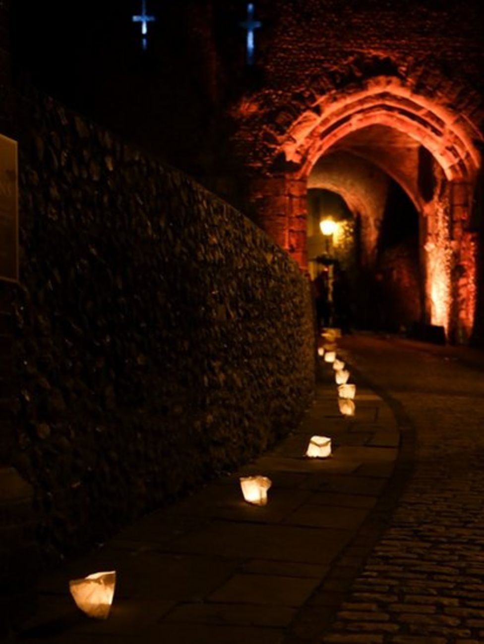 Lewes Festival of Light transforms historic landmarks - BBC News