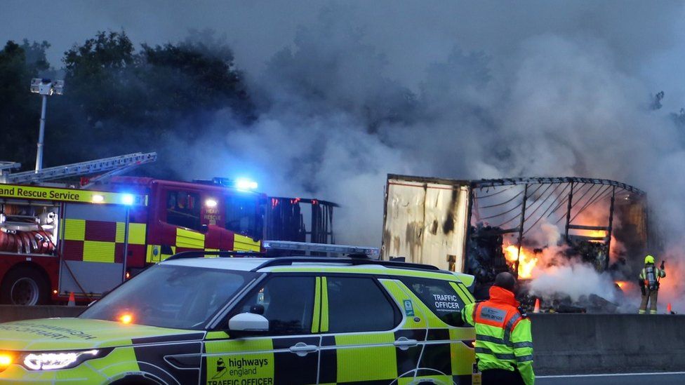 Essex lorry fire closes anti-clockwise section of M25 - BBC News