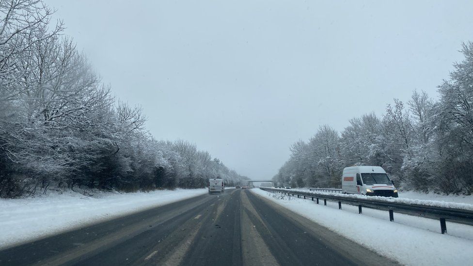 Rhybuddion ar y ffyrdd yn dilyn rhew ac eira - BBC Cymru Fyw