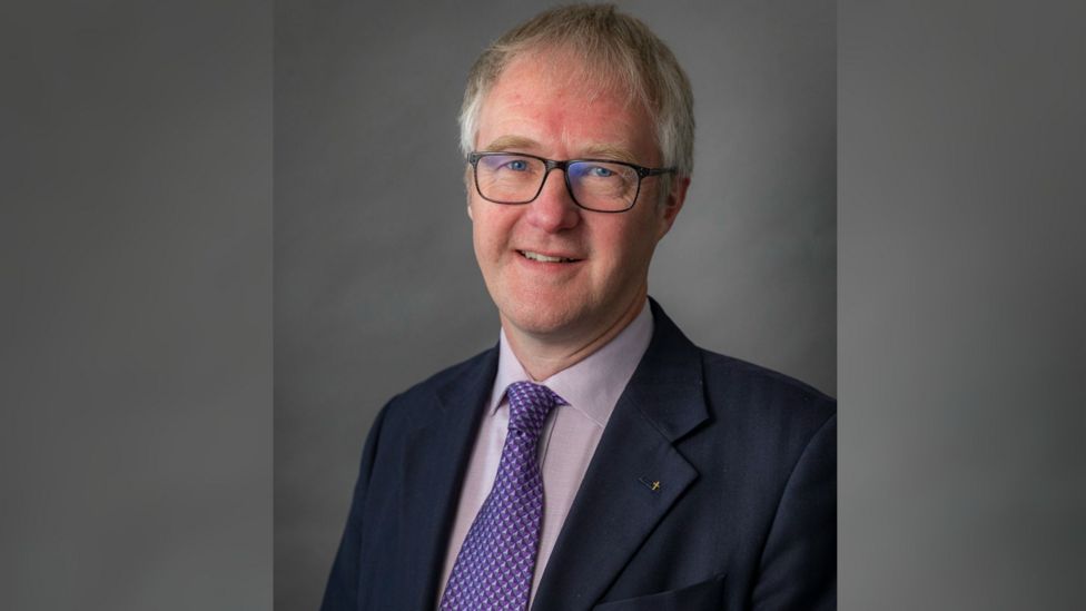 Cheshire East Council leader resigns over bankruptcy risk report - BBC News