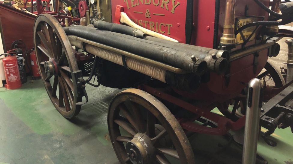 Antique Welsh fire engines in Skewen looking for new home - BBC News