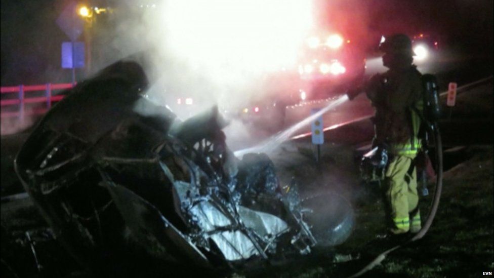 Jamie Foxx helps save man from burning car - BBC News