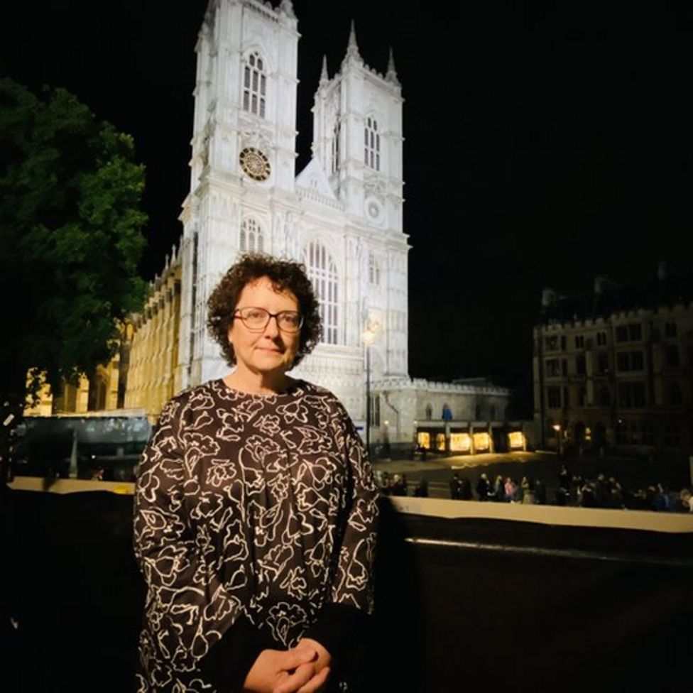 Cymry yn Llundain ar gyfer angladd y Frenhines - BBC Cymru Fyw