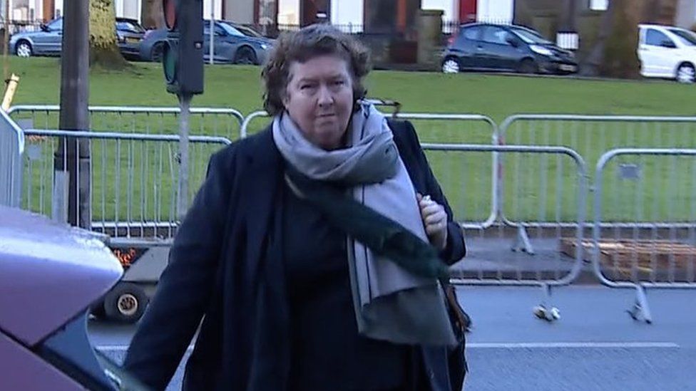 Ymgeisydd Plaid ddim yn sefyll tra bod AS yn gwadu trawsffobia - BBC ...