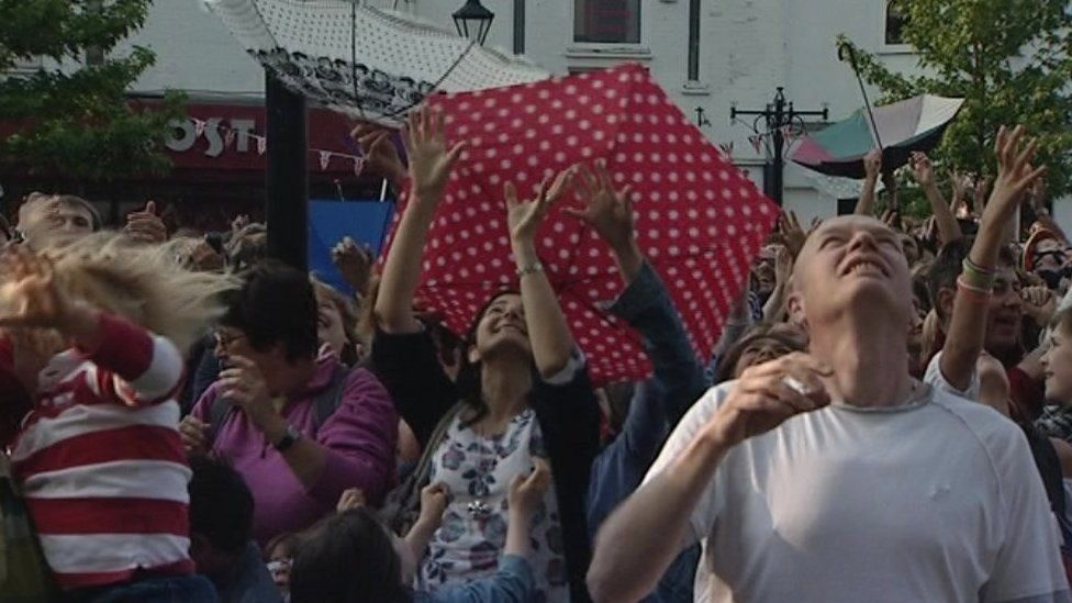 Abingdon's royal bun-throw to celebrate Queen's 90th - BBC News
