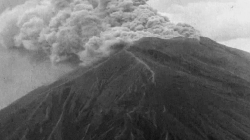 Mount Agung: Bali volcano eruption photos explained - BBC News