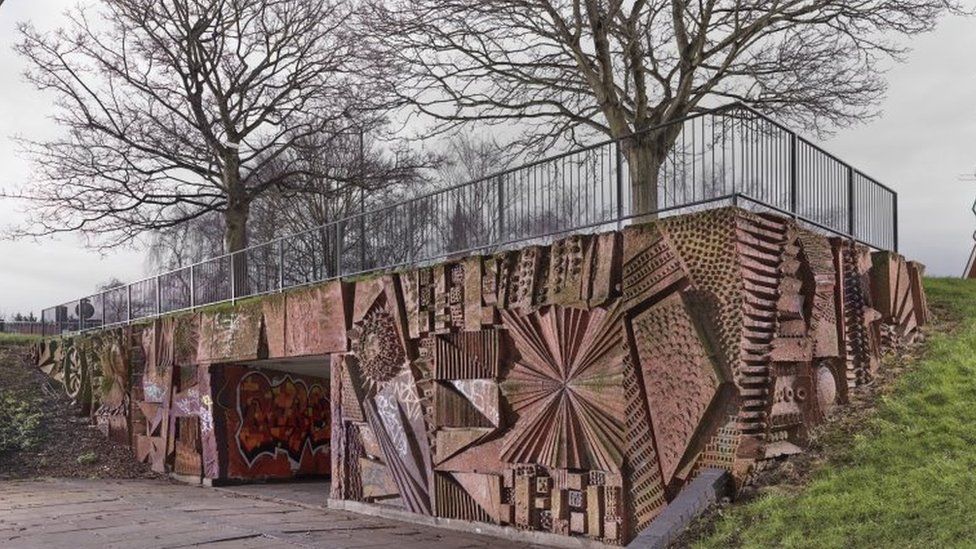 Murals recognised as important part of UK history - BBC Newsround