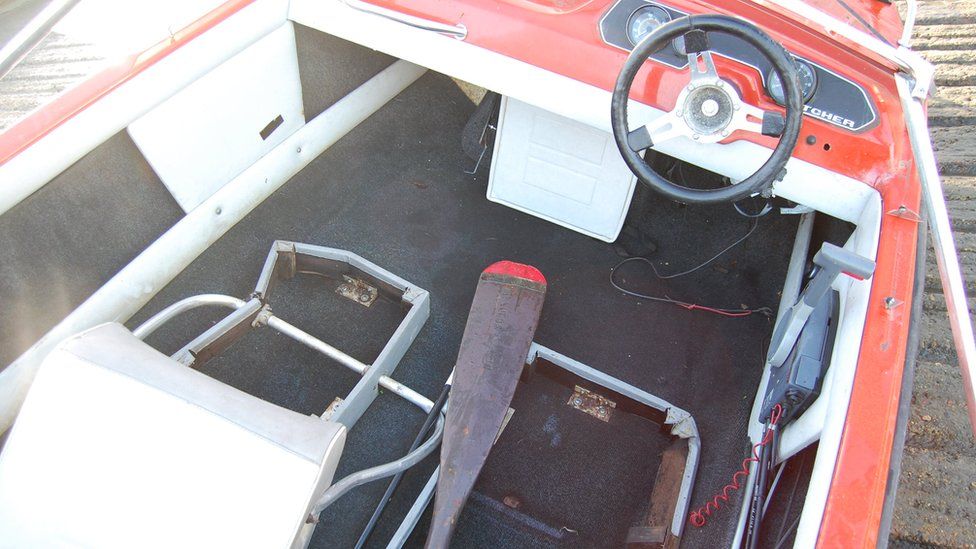 Speedboat death trial: Boat taken to Old Bailey as evidence - BBC News