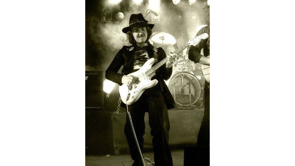 Llond shed o gerddorion - BBC Cymru Fyw