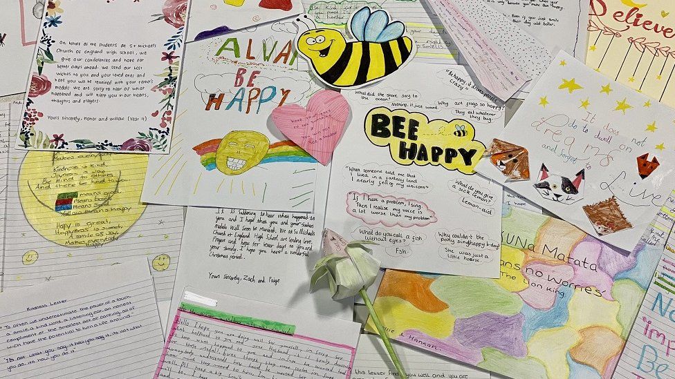 Pupils write cards of support for Oldbury robbery victim - BBC News