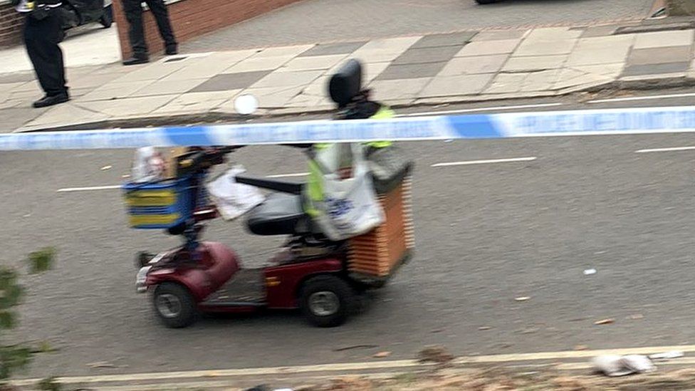 Greenford: Manhunt for mobility scooter murder suspect - BBC News