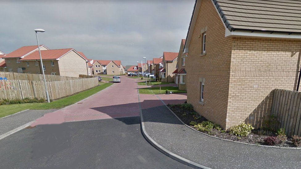 Police investigate 'targeted' East Kilbride gunshot incident - BBC News