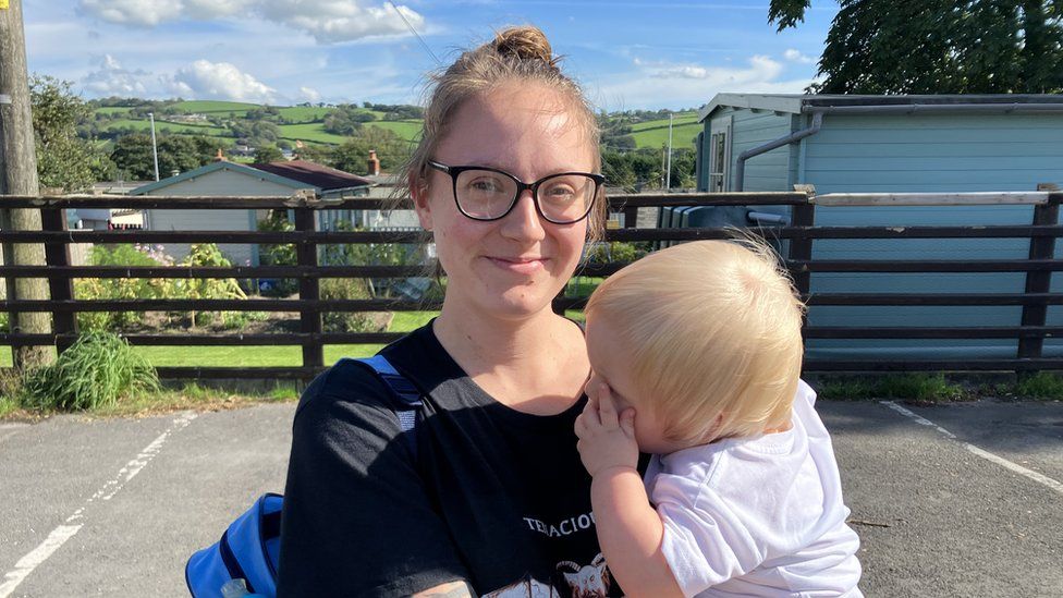 Terfyn cyflymder 20mya yn parhau i hollti barn - BBC Cymru Fyw