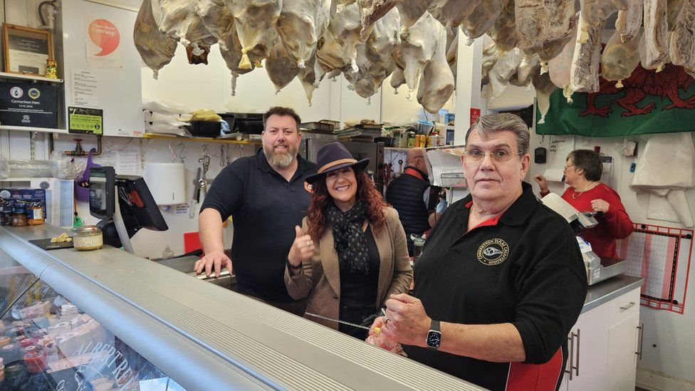 Cigydd Albert Rees: 'Bywyd newydd yn y stondin' - BBC Cymru Fyw