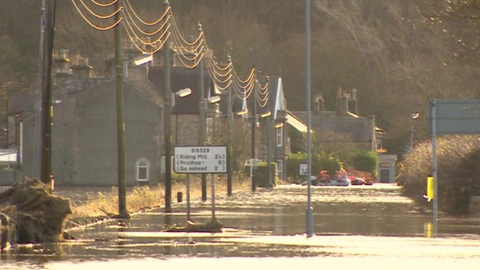 Morpeth flood gate closed as roads flood - BBC News
