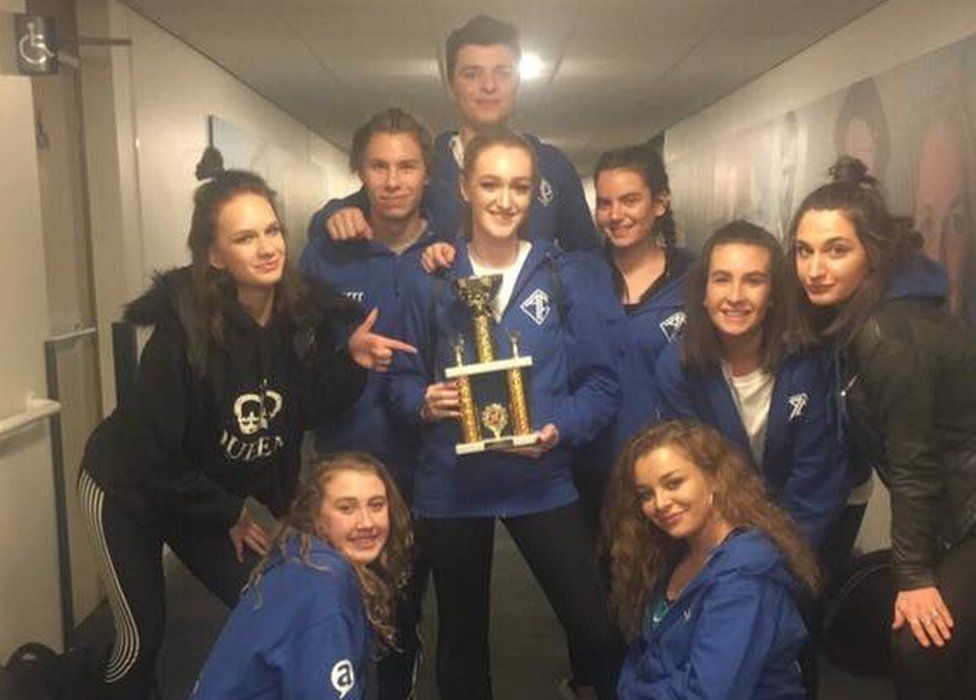 Sut i oroesi’r flwyddyn gyntaf yn y brifysgol - BBC Cymru Fyw