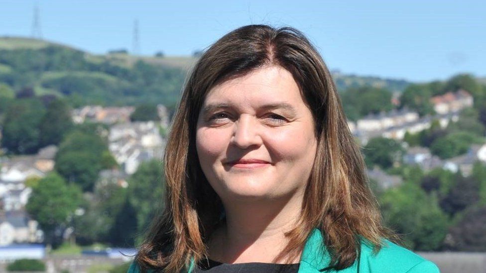 Cyfyngiadau Covid: Yr her o ymgyrchu mewn etholiad - BBC Cymru Fyw