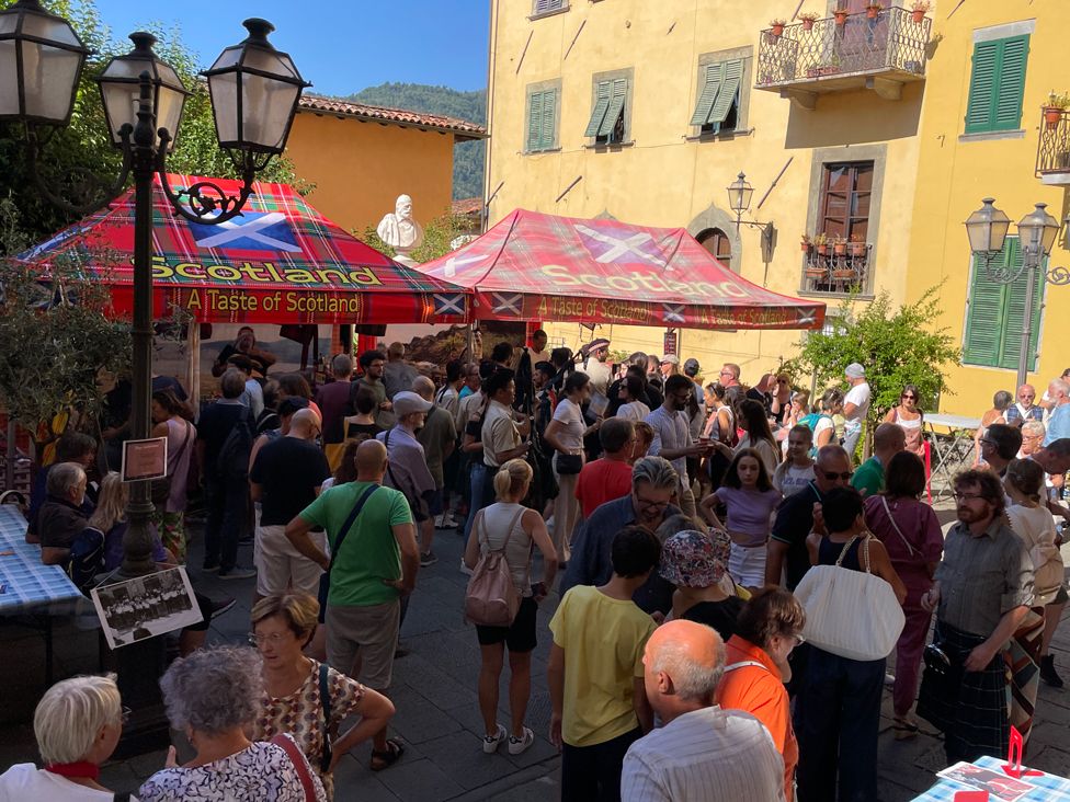 In pictures: Italian town Barga celebrates links with Scotland - BBC News