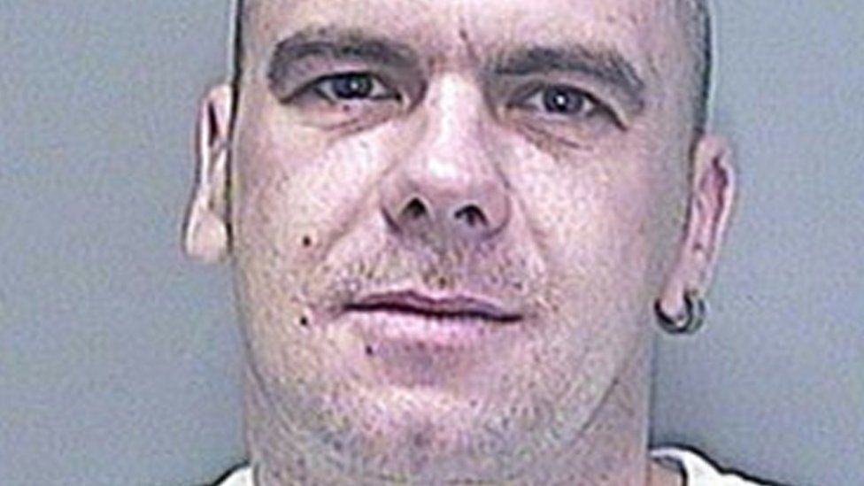 Armed robber Jeffrey Griffiths found dead in prison - BBC News