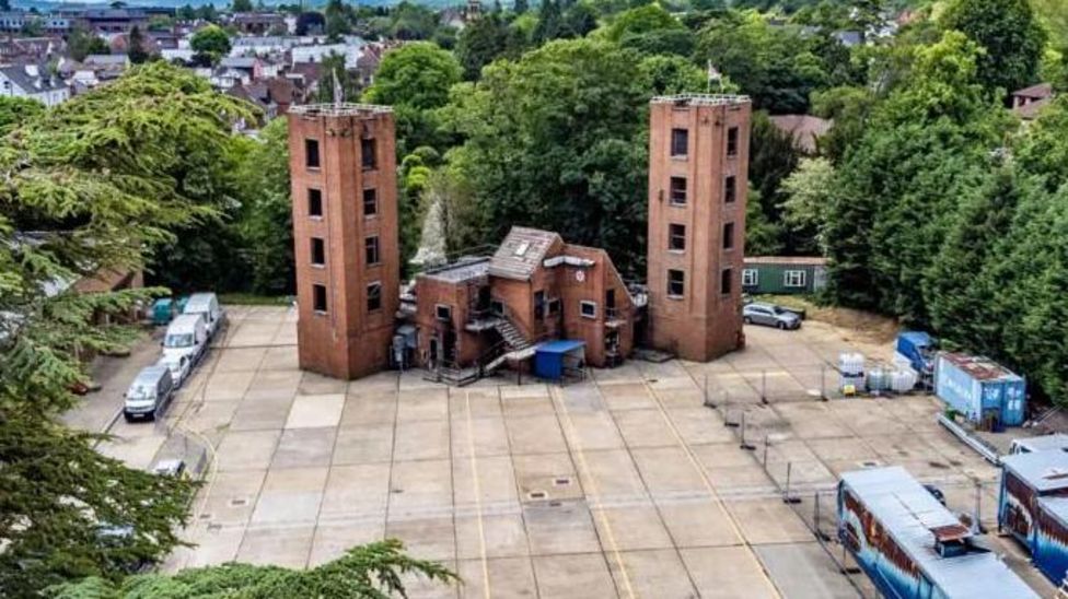 Surrey: Redevelopment of Fire and Rescue Service’s training site - BBC News
