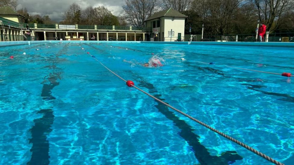 Swimmer trains for Bristol Channel crawl in Peterborough Lido - BBC News
