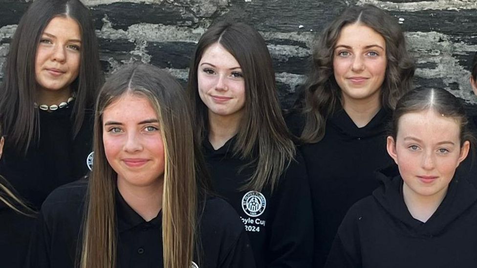 Foyle Cup: Parade kicks off youth football tournament - BBC News