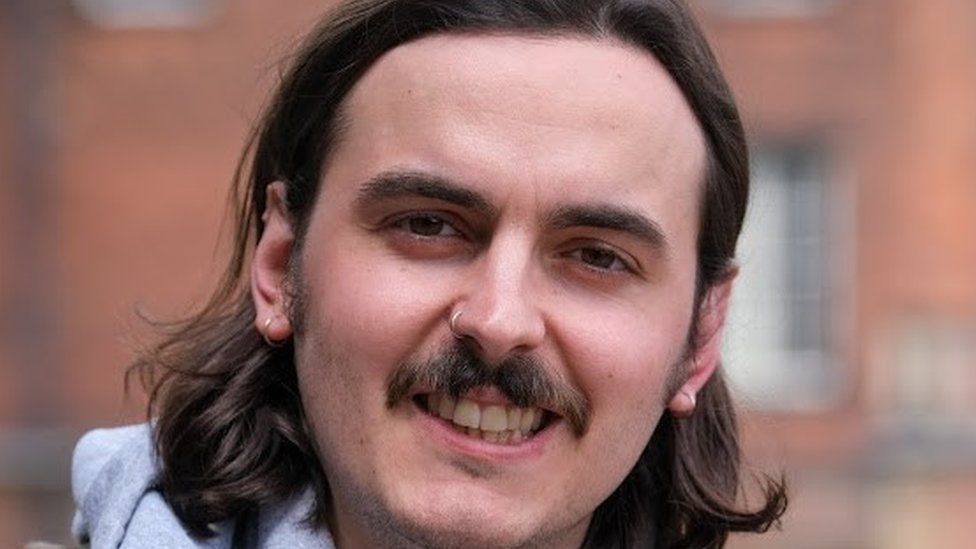 Wentworth Woodhouse hosts traditional crafts summer school - BBC News