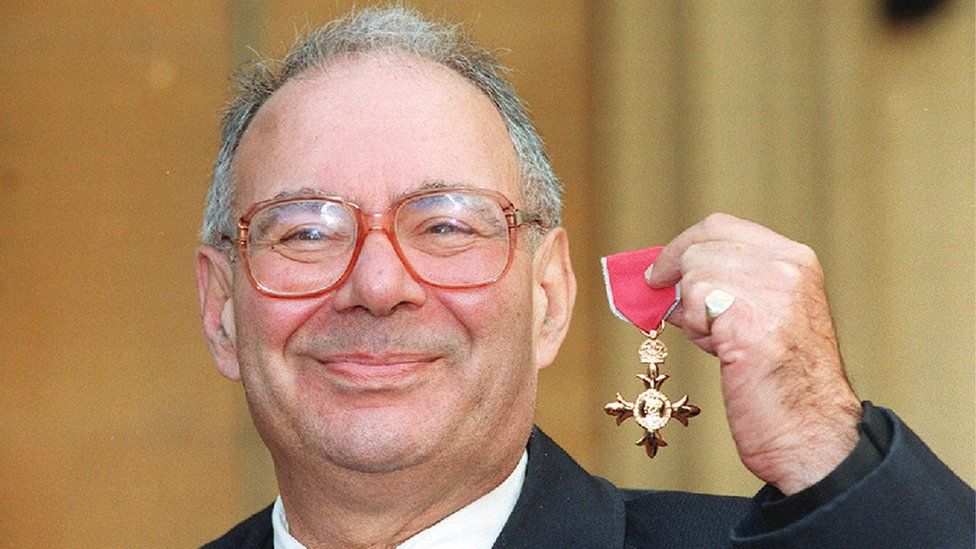 Rabbi Lionel Blue dies aged 86 - BBC News