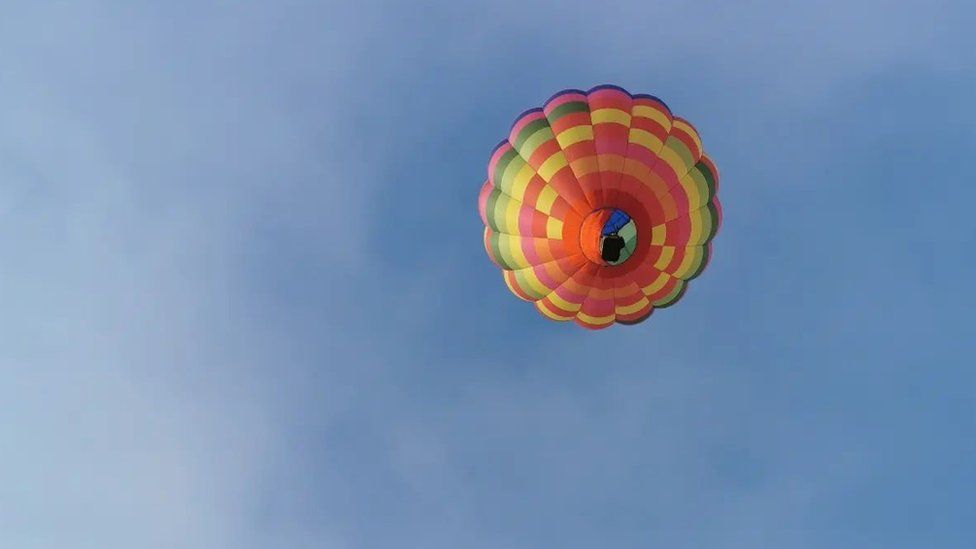 In pictures: Strathaven Balloon Festival brightens skies - BBC News