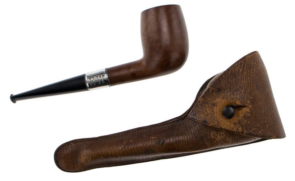 Explorer Edward Wilson's pipe bought for Cheltenham museum - BBC News