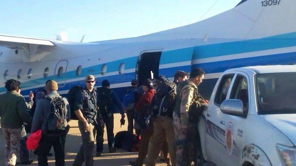 Libya militia chases away US troops - BBC News