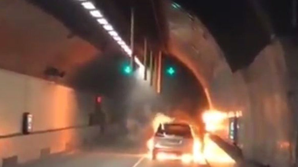 Blackwall Tunnel: Car fire closes tunnel in London - BBC News