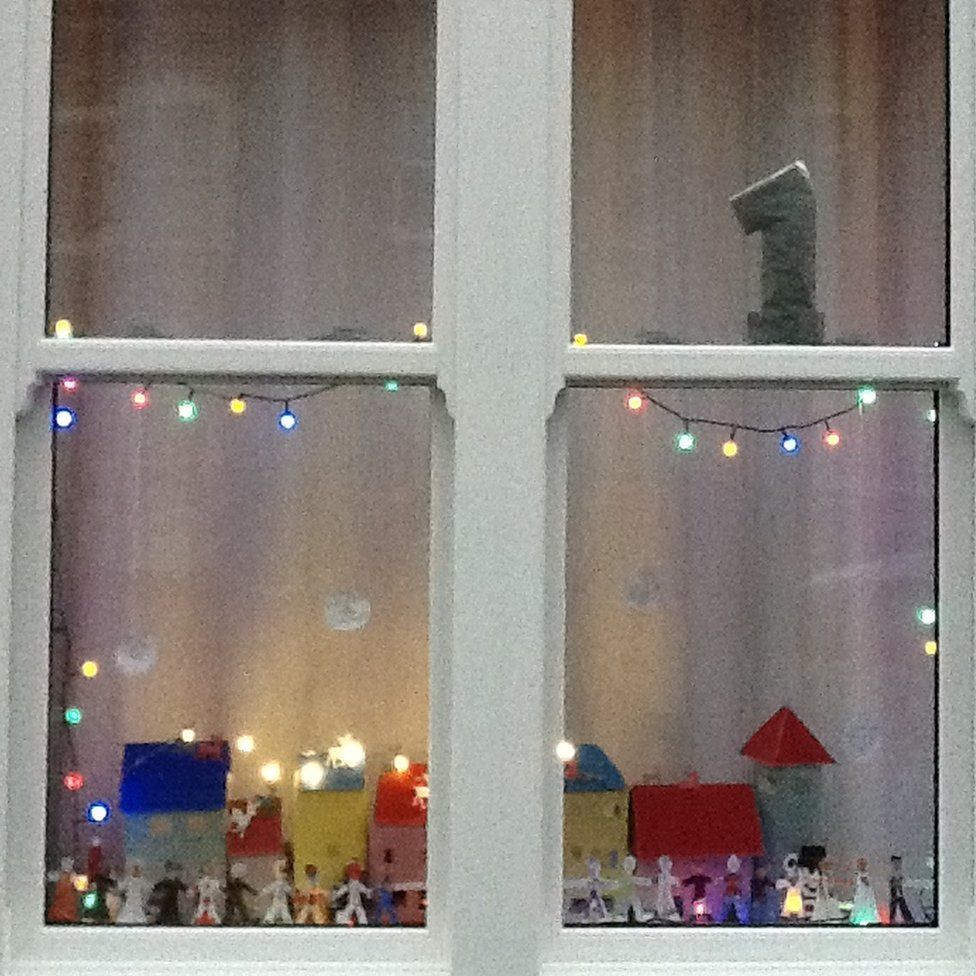 Penarth neighbours create 'living' advent calendar - BBC News