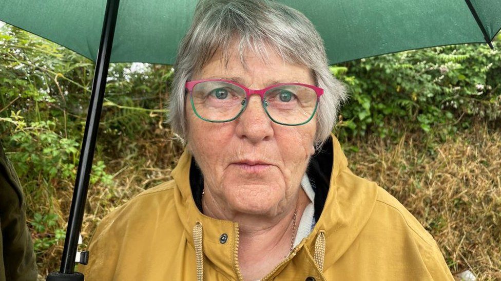 Poeni am ddiffyg lle parcio mewn ysbyty ger Pwllheli - BBC Cymru Fyw