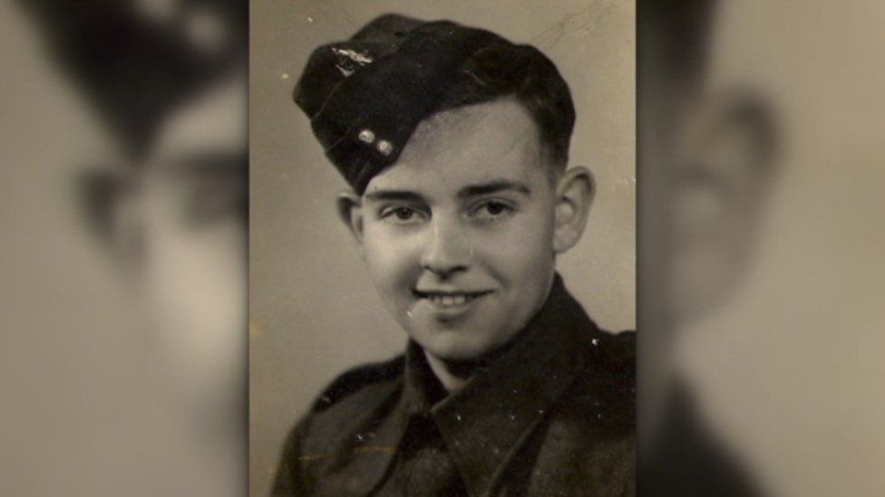 Sid Metcalfe funeral: Military send-off for Normandy veteran - BBC News