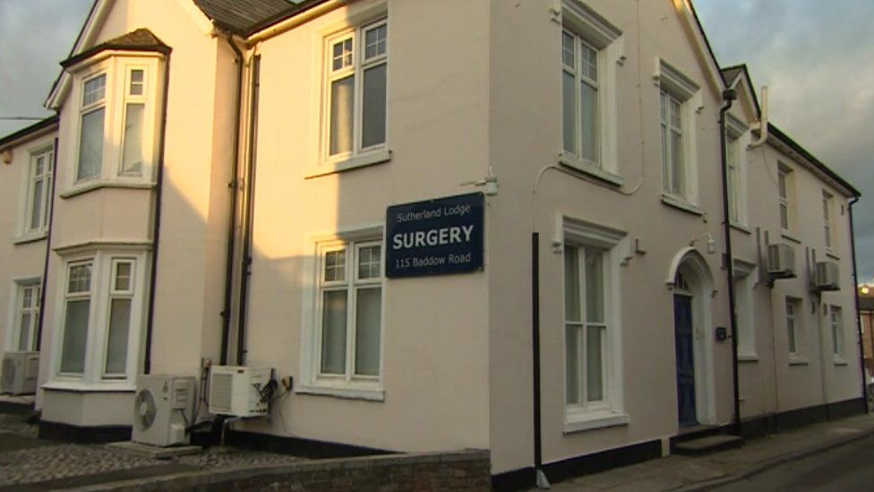 Four GPs quit surgery over NHS funding - BBC News