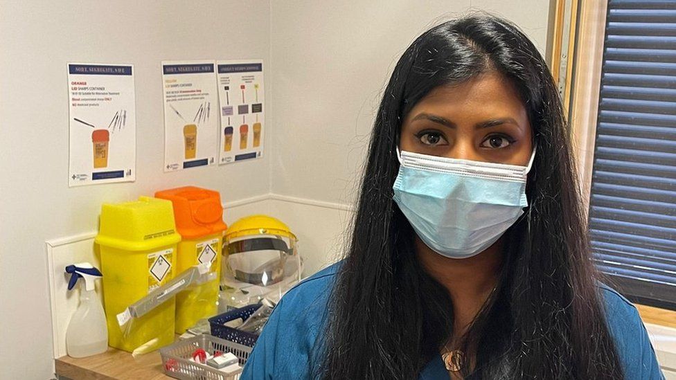 Dryswch profion Covid yn arwain at fethu achosion? - BBC Cymru Fyw