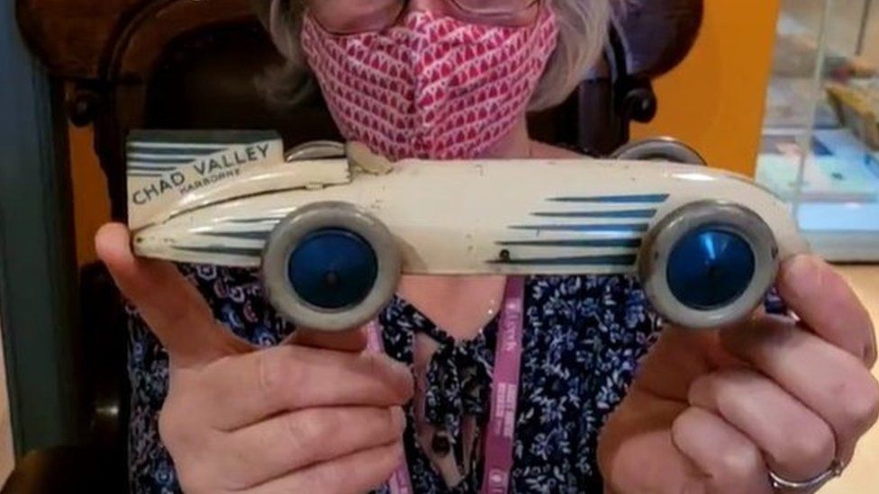 Christmas toys of the past unwrapped in Leeds museum collection - BBC News