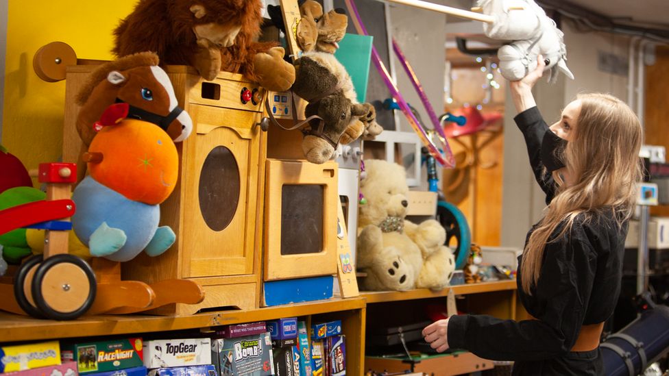 Rise in repair shops as people try to reduce waste - BBC News