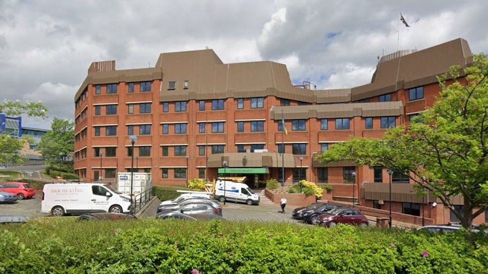 Redditch council given notice over accounting failures - BBC News