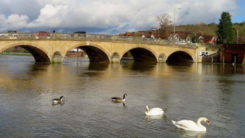 Henley Bridge: Plans to carry out repairs and remove graffiti - BBC News