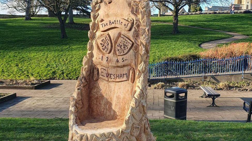 Evesham chainsaw-carved tree throne arrives at Abbey Park - BBC News